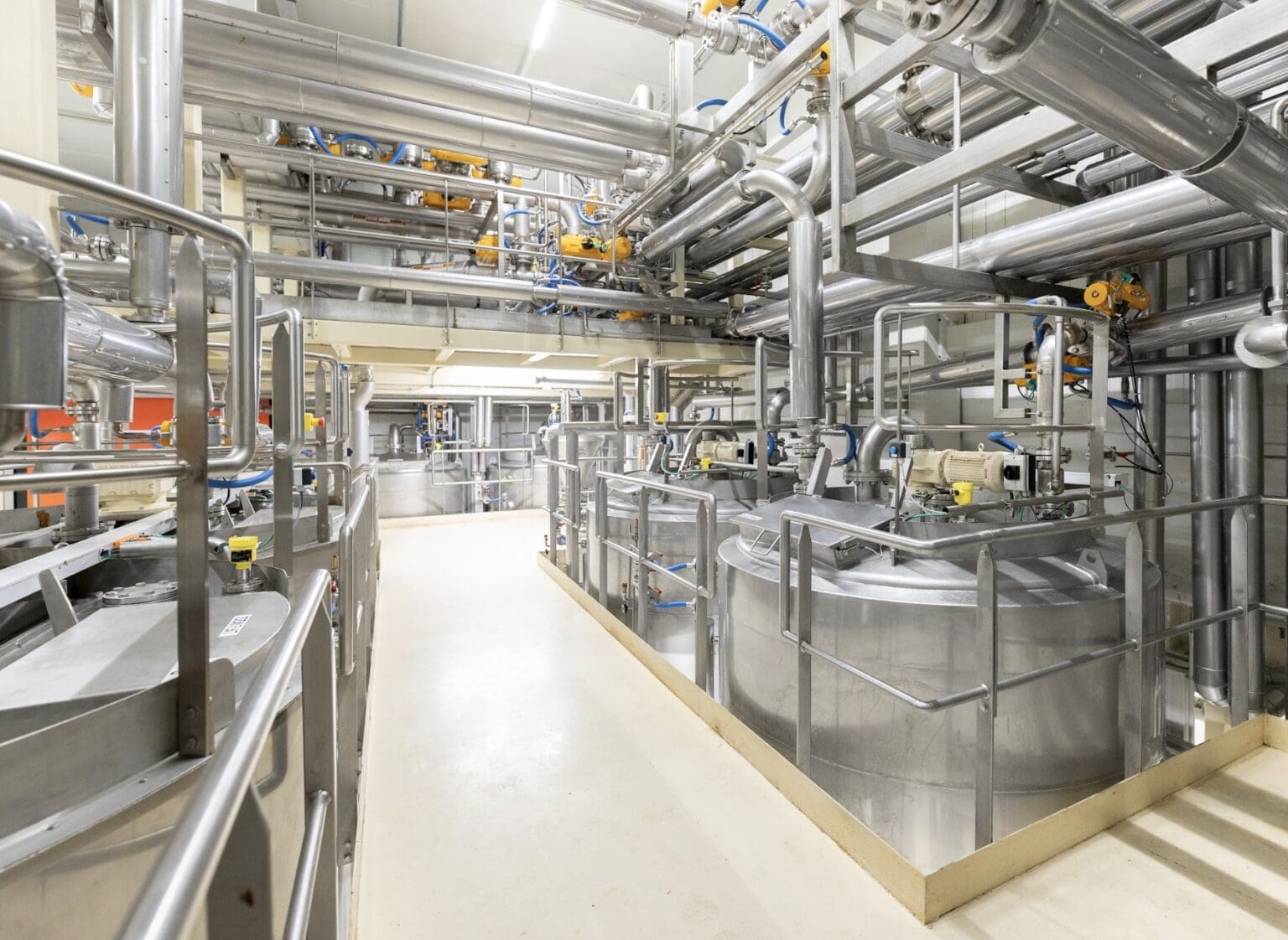 28 rvs tanks voor productie Belgische chocolade - Fluids Processing