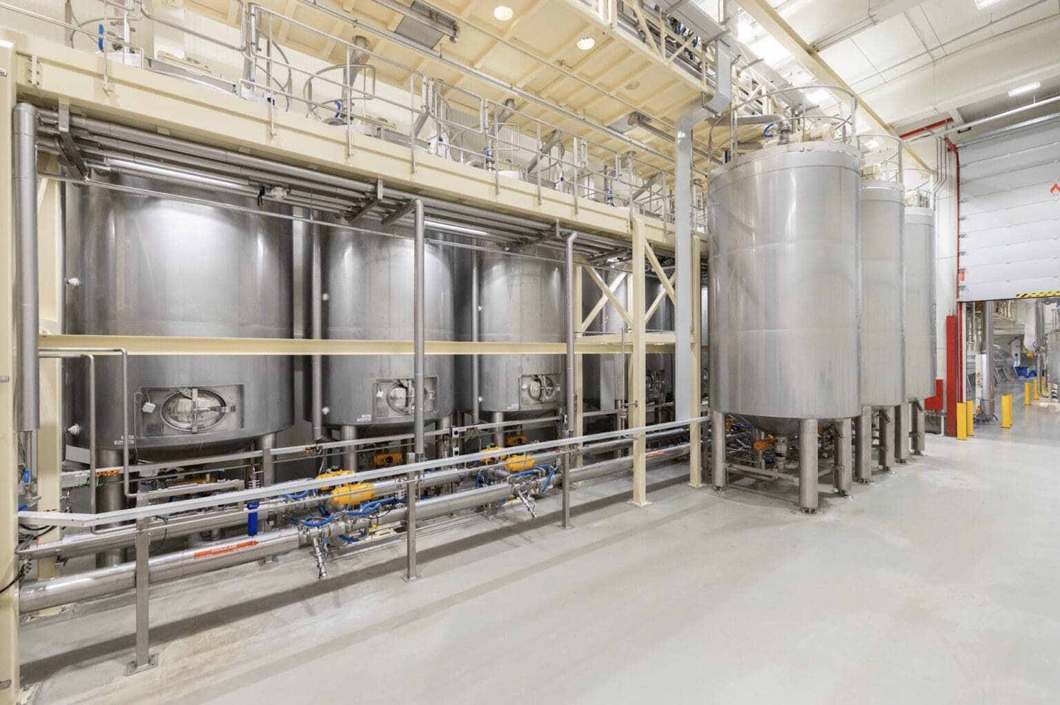 28 rvs tanks voor productie Belgische chocolade - Fluids Processing